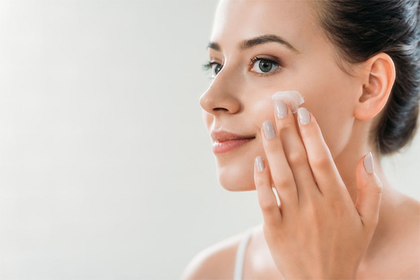 Follow These Pro Tips To Prevent Your Makeup From Smudging Under A Face